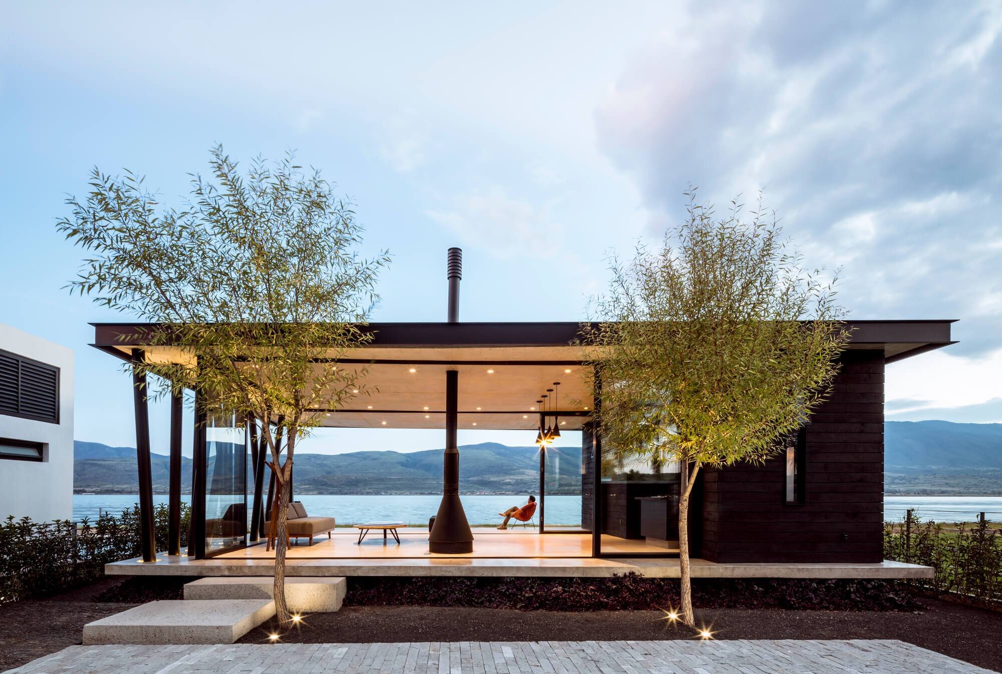 Humble Homes | Small Family Getaway Features Retractable Glass Walls ...